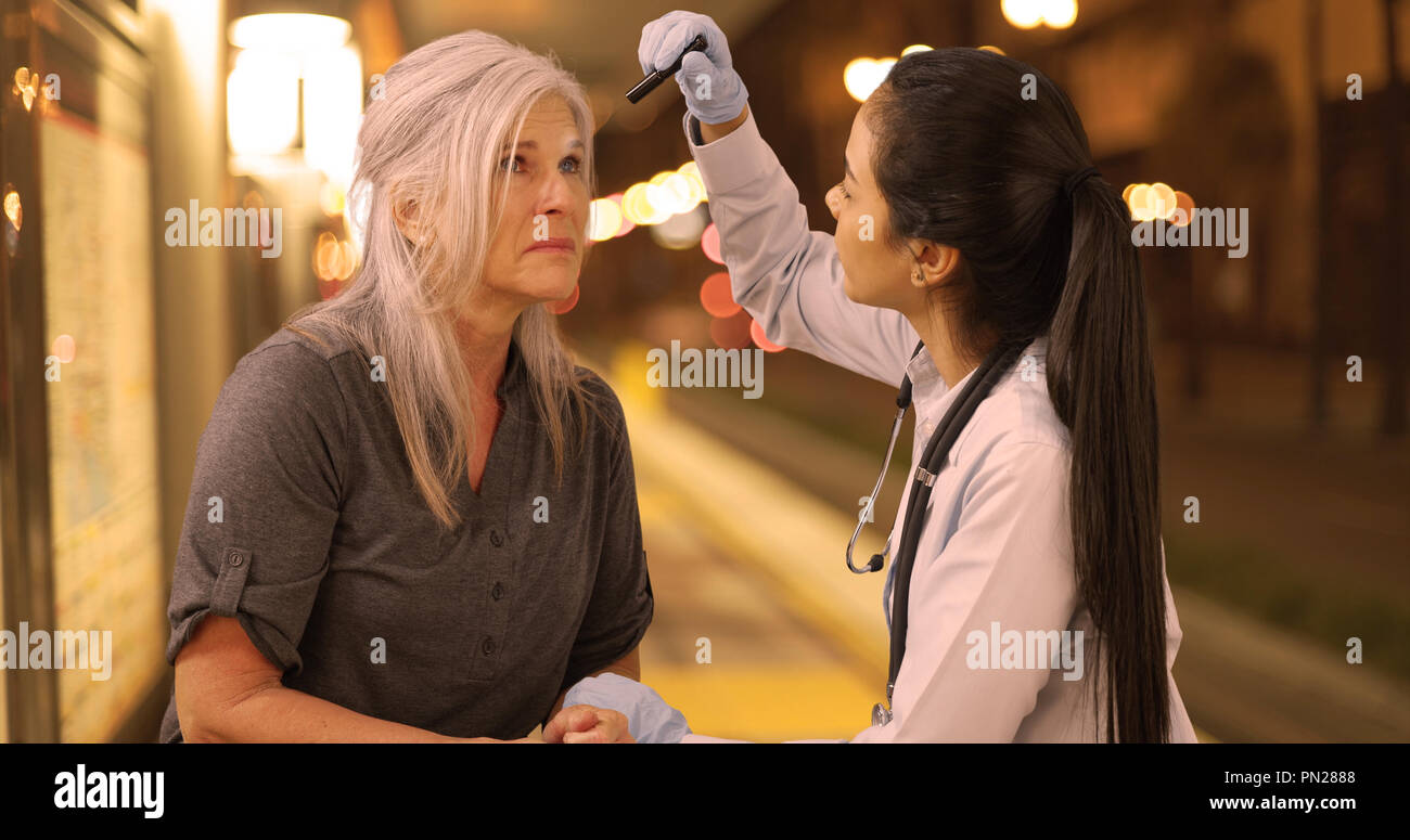 Emt ambulance woman hi-res stock photography and images - Alamy