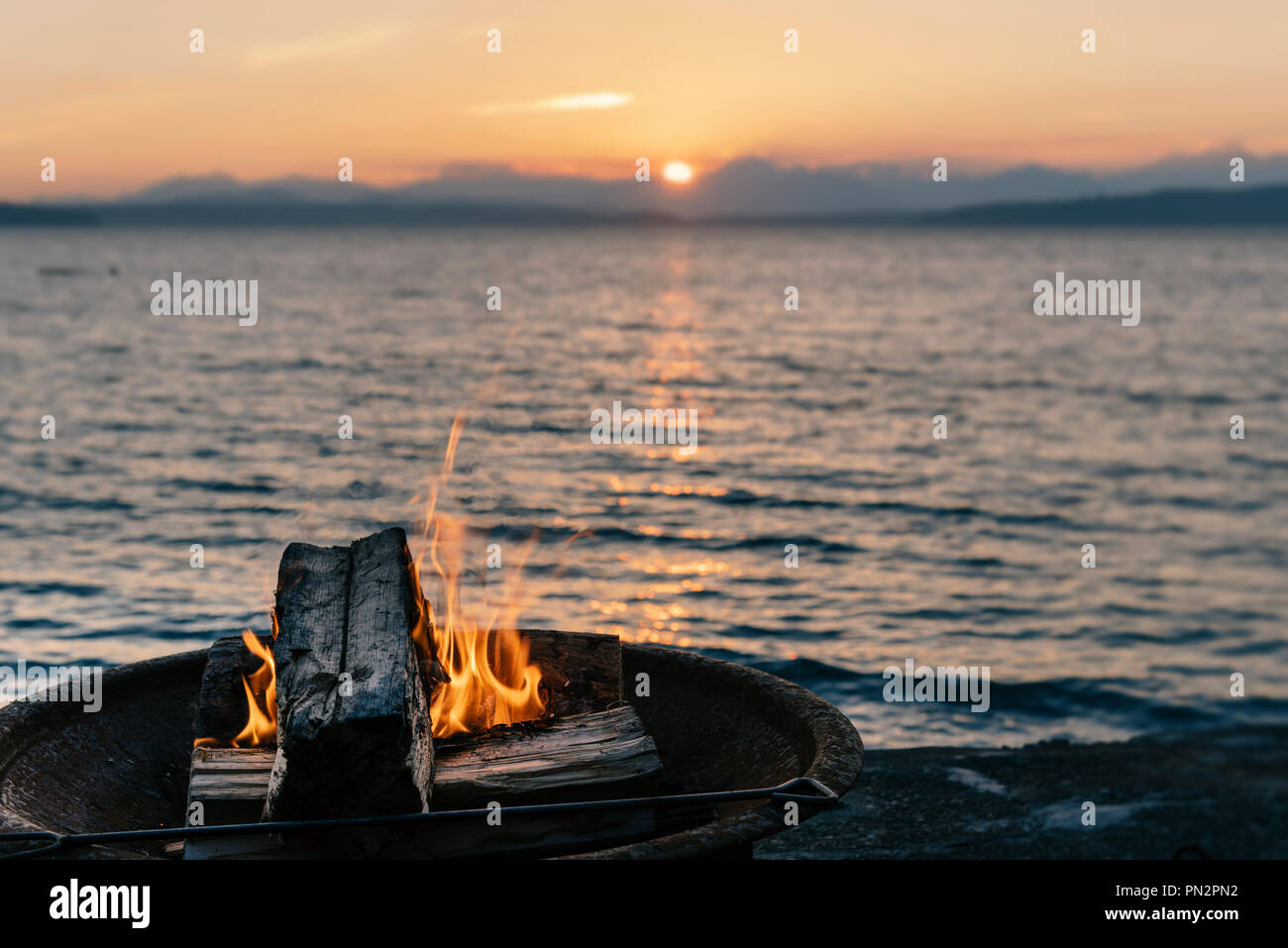 Campfire beach dawn hi-res stock photography and images - Alamy