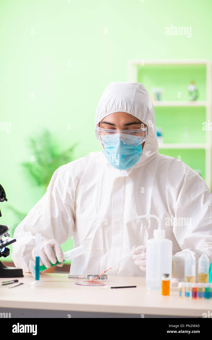 Chemist working in the lab on new experiment Stock Photo - Alamy
