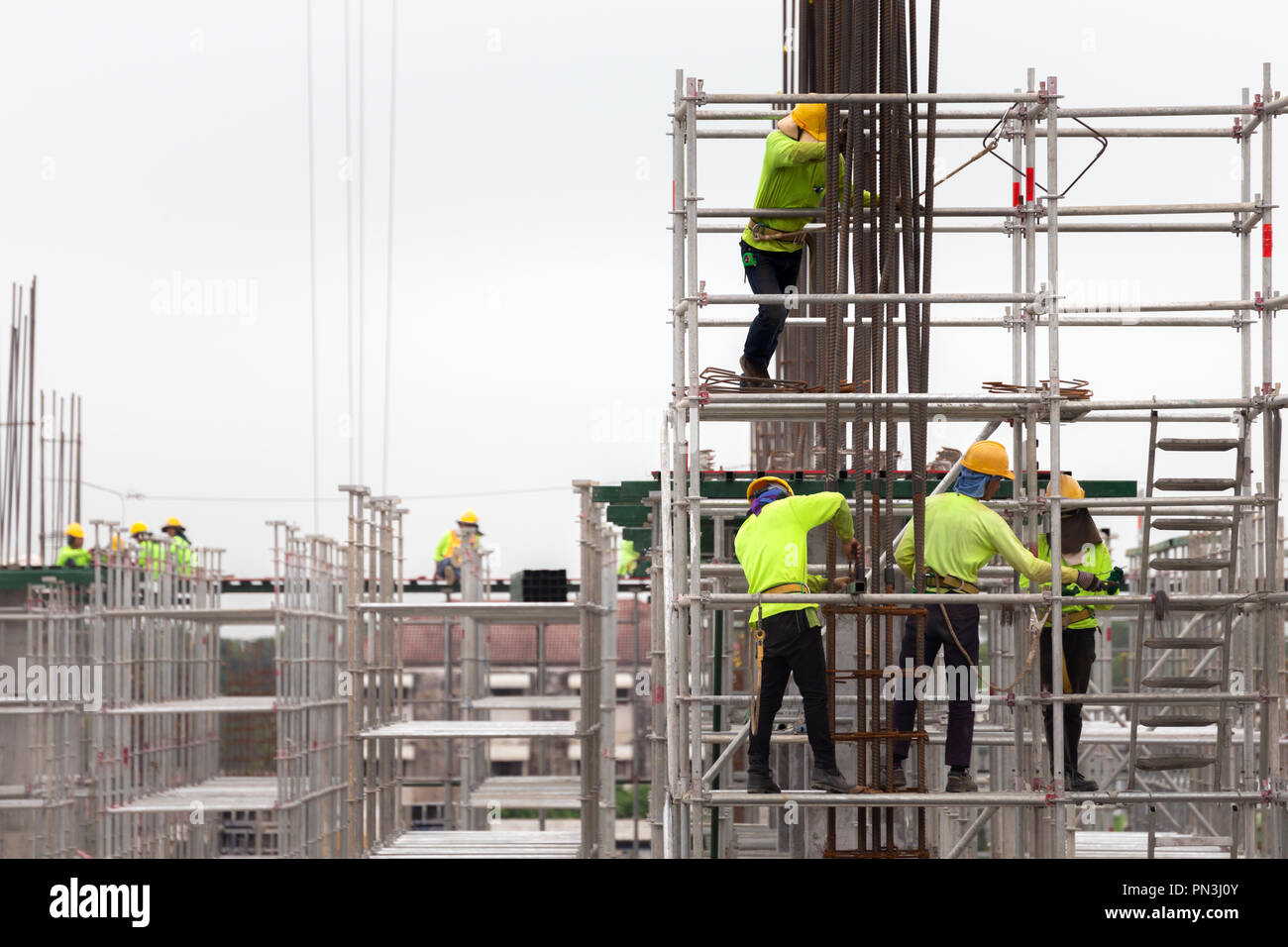 Construction work scaffold labour hi-res stock photography and images ...