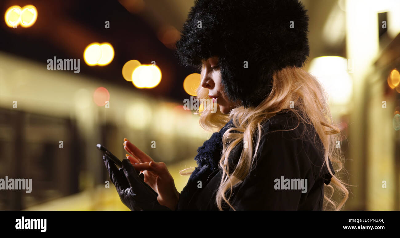 Smart phone looking bus stop hi-res stock photography and images - Alamy