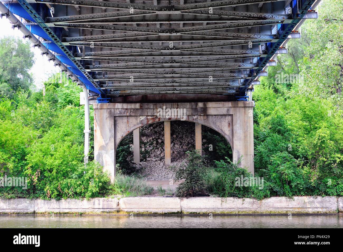 Palos Park, Illinois, USA. The superstructure and frame of a highway ...