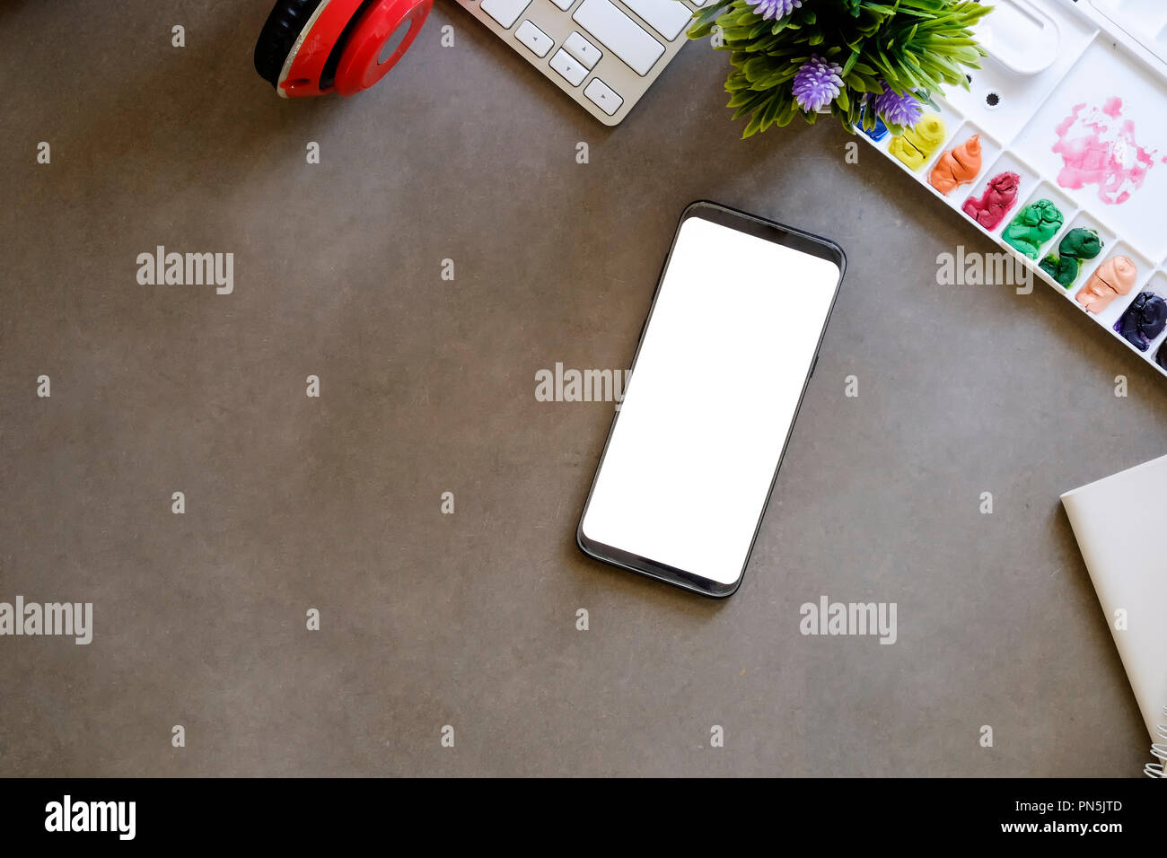 Mockup smartphone with empty screen on workspace Stock Photo - Alamy