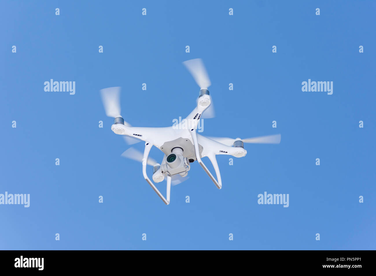 Control drone quadcopter flying overhead hi-res stock photography and ...