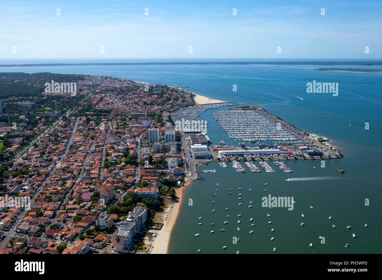 Beach holiday port infrastructures hi-res stock photography and images ...