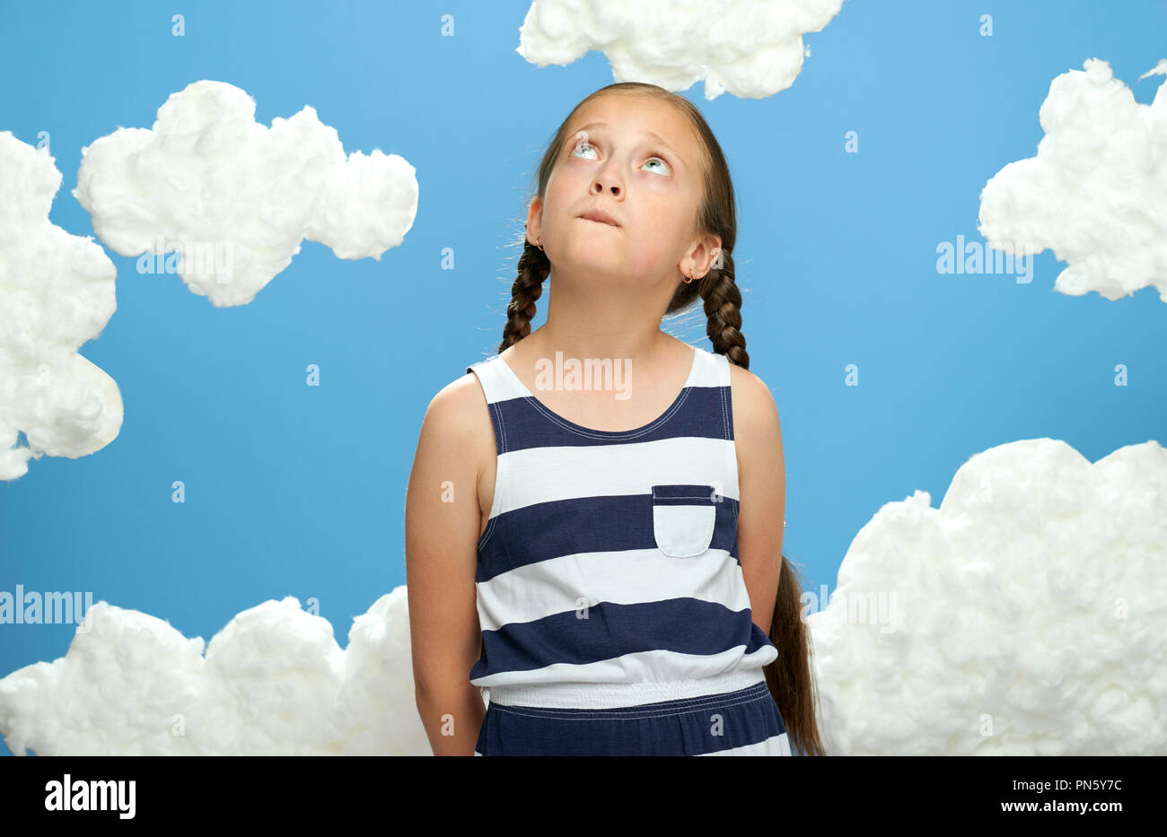 Kid looking up clouds hi-res stock photography and images - Alamy