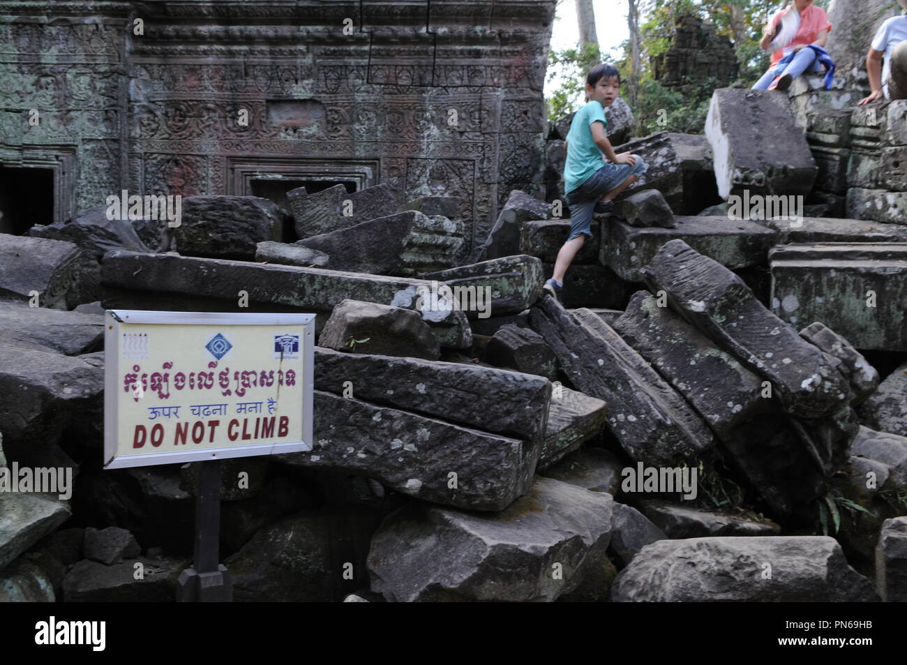 Trilingual signs hi-res stock photography and images - Alamy
