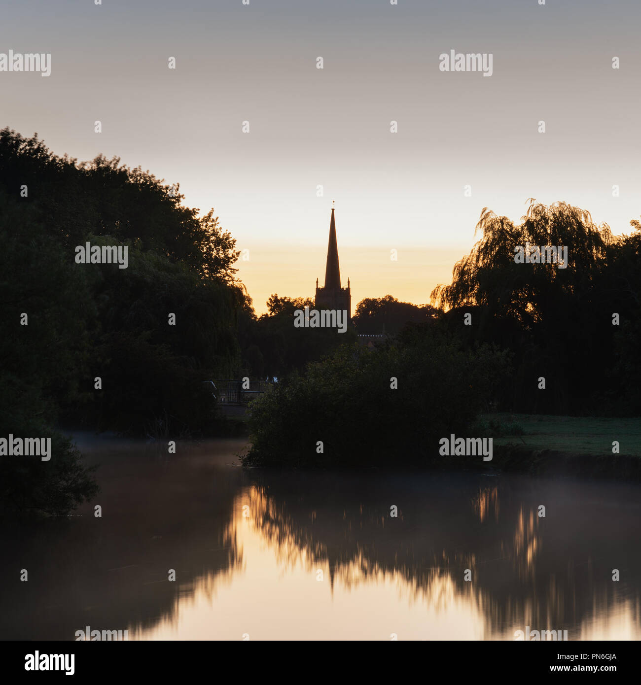 Beautiful sunrise landscape image of River Thames at Lechlade-on-Thames ...