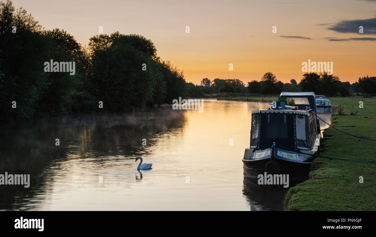 Beautiful sunrise landscape image of River Thames at Lechlade-on-Thames ...