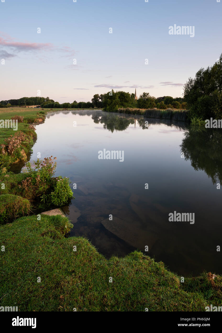 Beautiful sunrise landscape image of River Thames at Lechlade-on-Thames ...