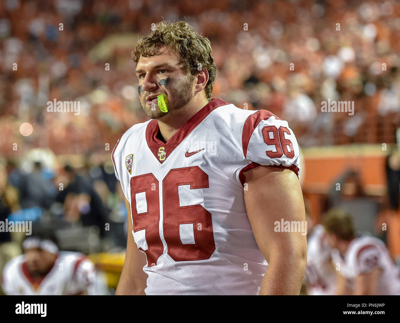 Defensive lineman hi-res stock photography and images - Alamy