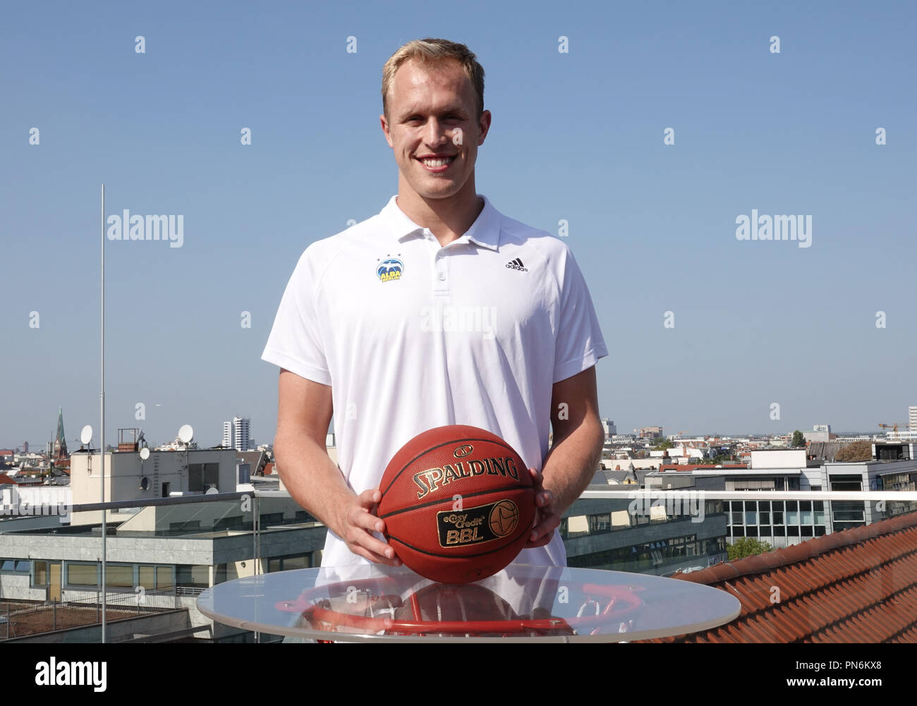19 September 2018, Berlin: After a press conference at the opening of ...