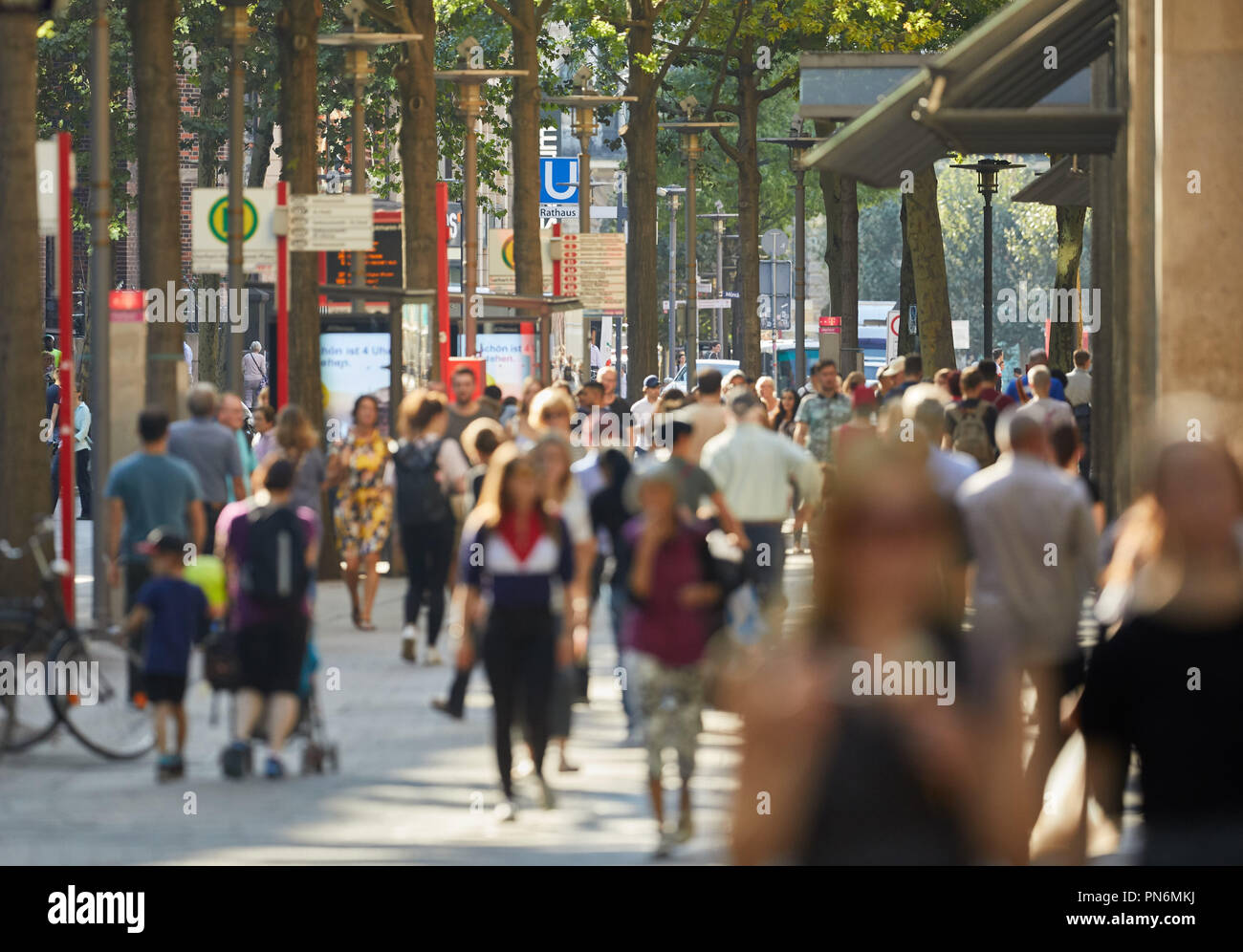 18 September 2018, Hamburg: People walk on Mönckebergstraße in the ...