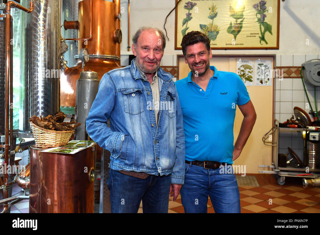 v.li: Michael MENDL (Franz Gentner-proud patriarch of the family ...