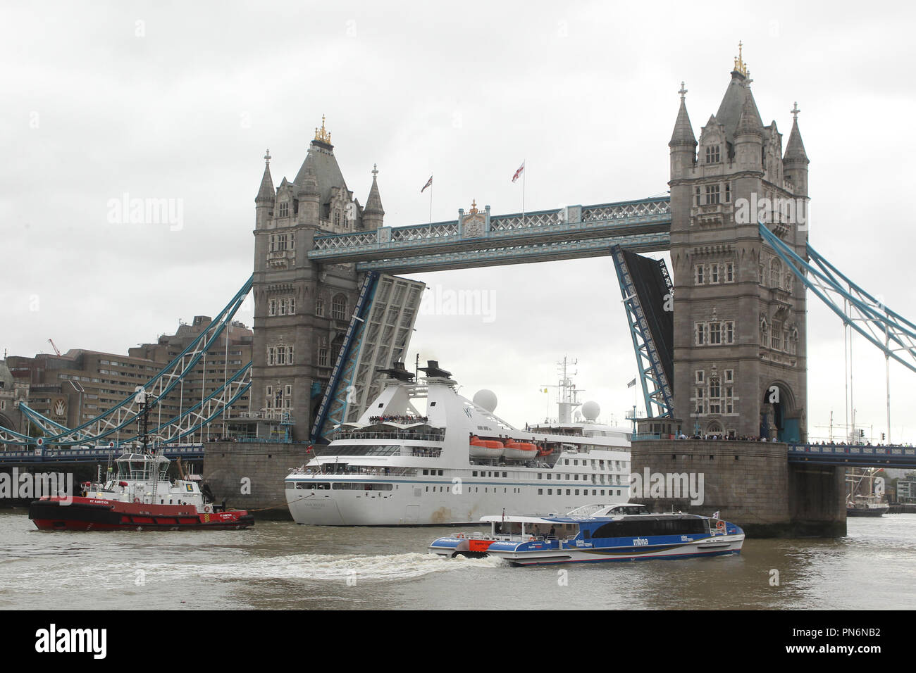 Boats pass through tower bridge hi-res stock photography and images - Alamy