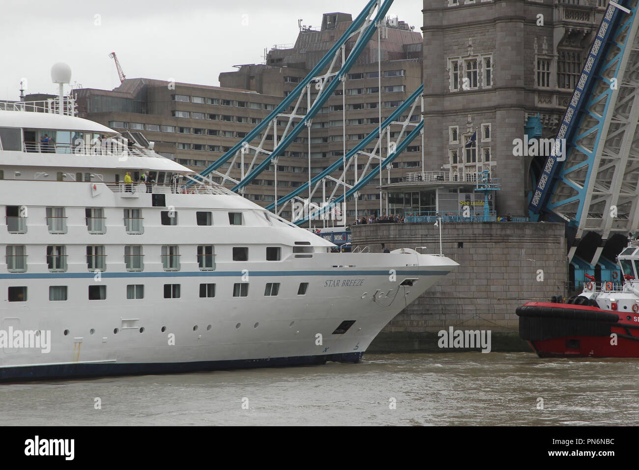 London, UK, Sep 20th 2018. Tower Bridge lifts for the luxury liner Star ...