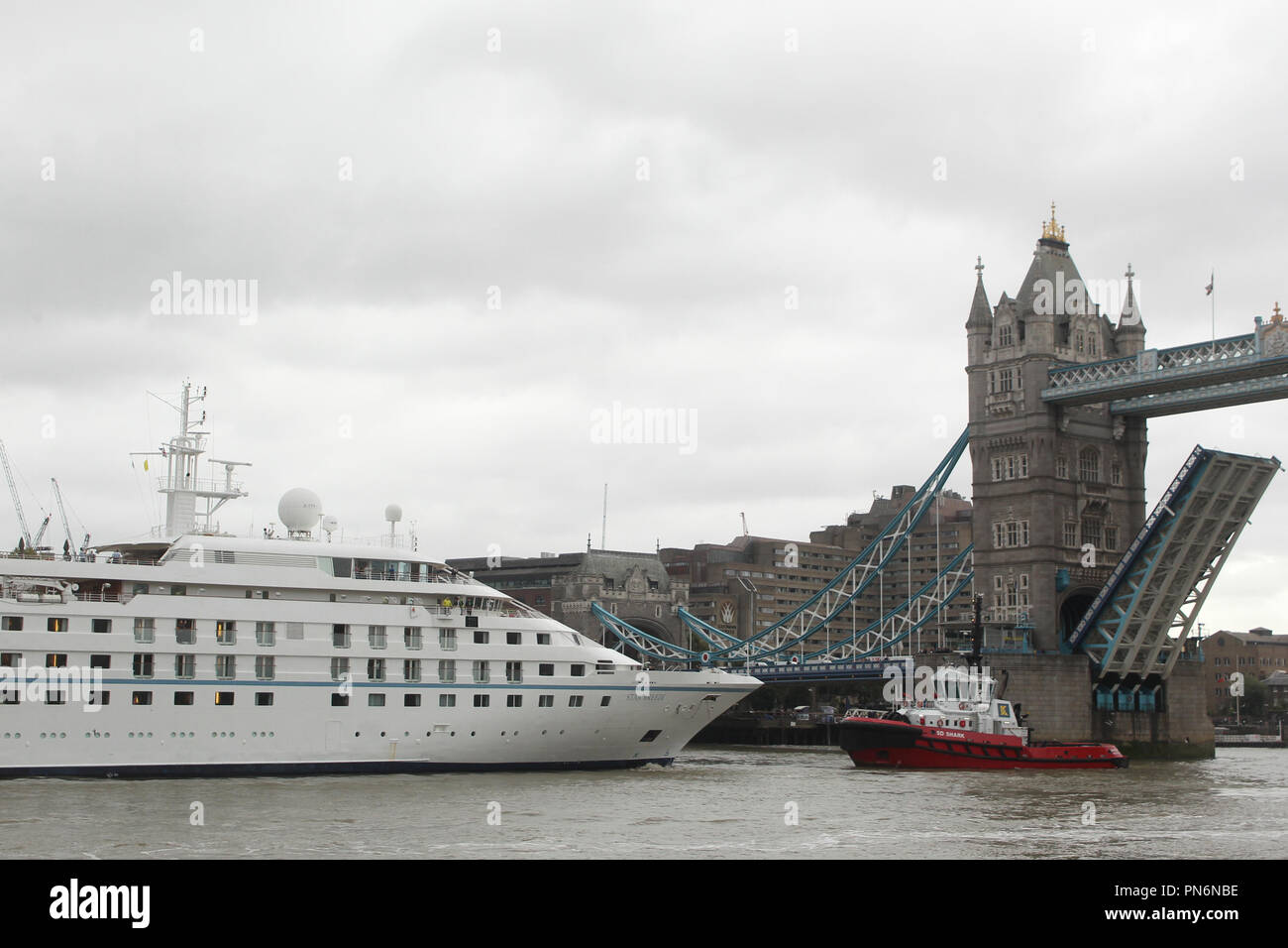 London, UK, Sep 20th 2018. Tower Bridge lifts for the luxury liner Star ...