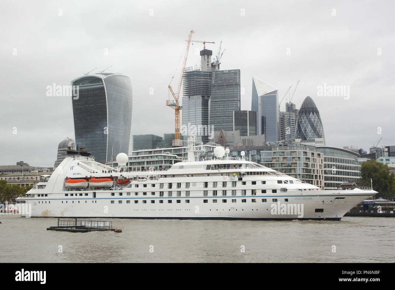 London, UK, Sep 20th 2018. Tower Bridge lifts for the luxury liner Star ...