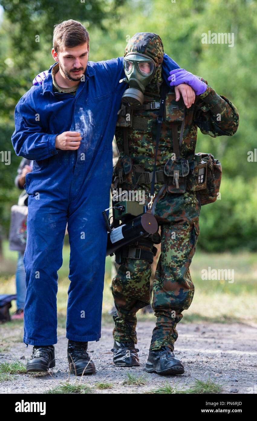 20 September 2018, Lower Saxony, Lohheide: A soldier of the Bundeswehr ...