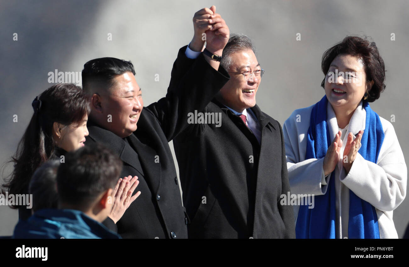 Baekdu Mountain, North Korea. 20th Sep, 2018. President MOON JAE-IN and ...