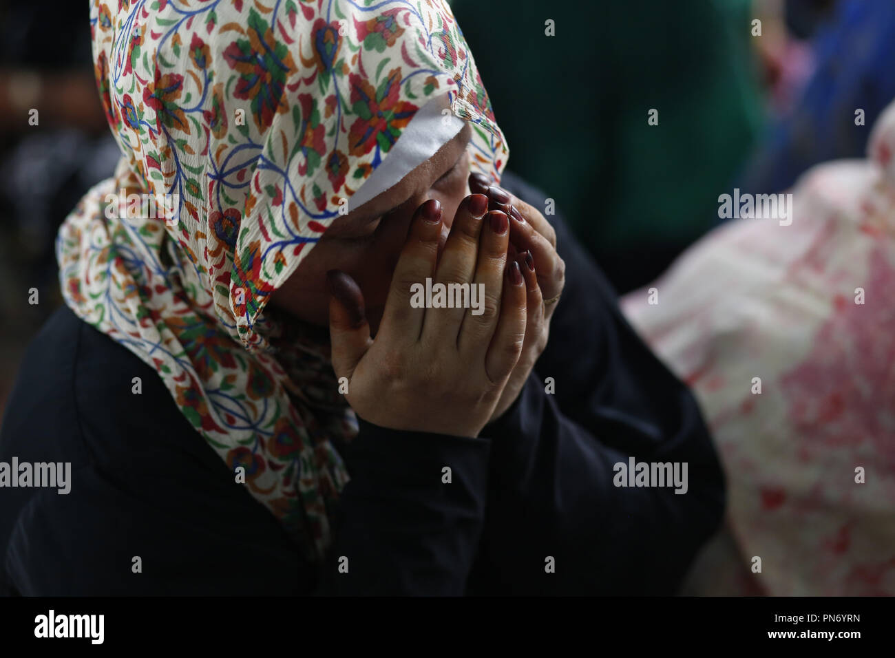 Dhaka, Bangladesh. 20th Sep, 2018. Shia Muslim woman prays at a shrine ...