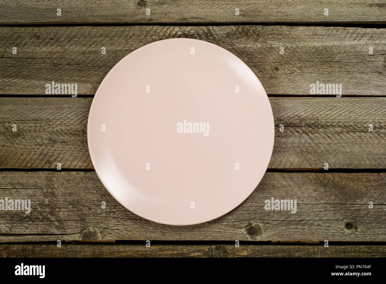 Empty dining table from above hi-res stock photography and images - Alamy