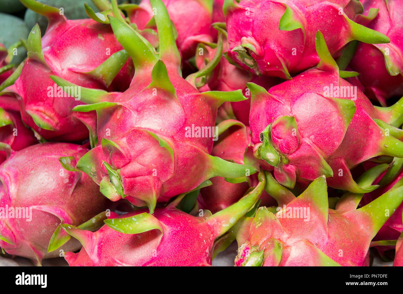 Dragon fruit on market stand hi-res stock photography and images - Alamy