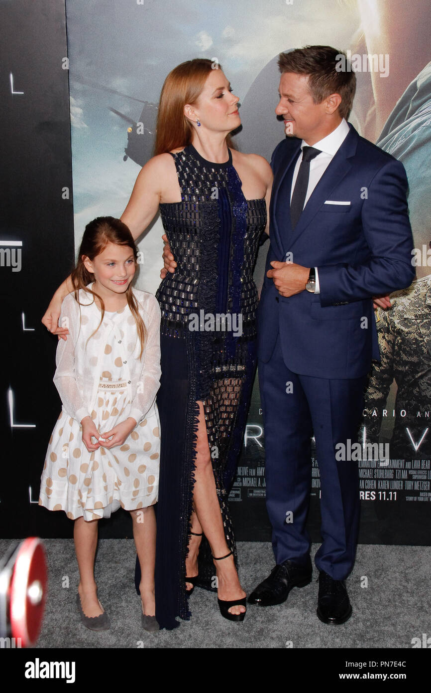 Abigail pniowsky amy adams jeremy renner hi-res stock photography and ...