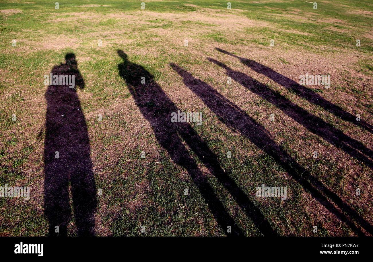 Silhouette family five on hi-res stock photography and images - Alamy