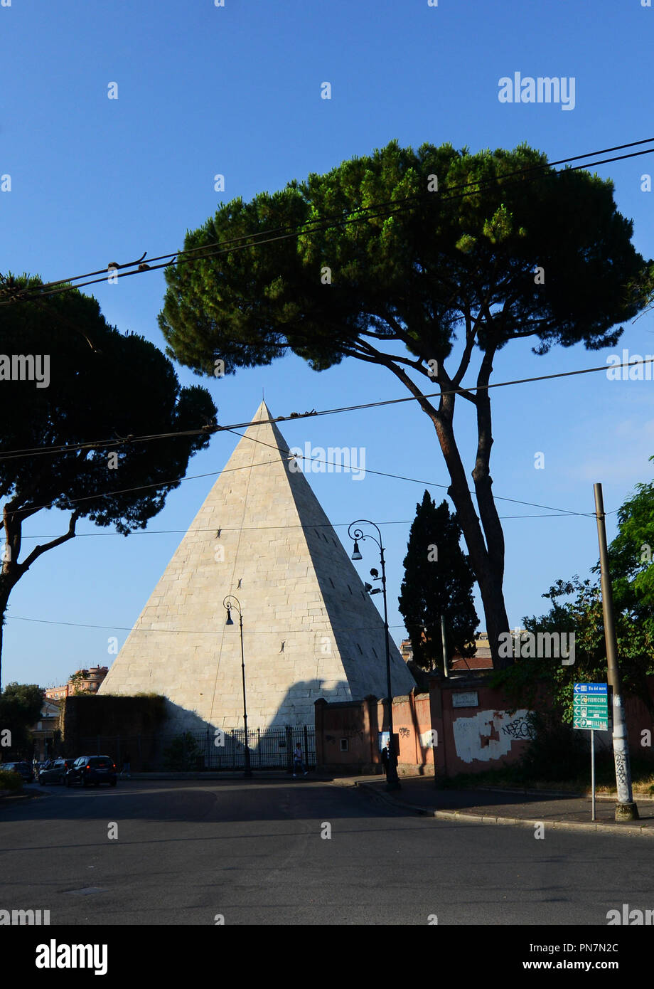 The Pyramid of Cestius in Rome, Italy Stock Photo - Alamy