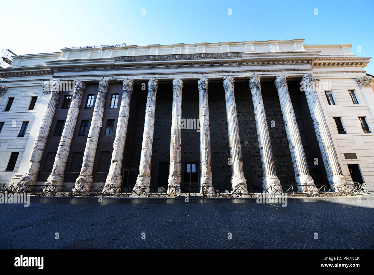 Il tempio di adriano hi-res stock photography and images - Alamy