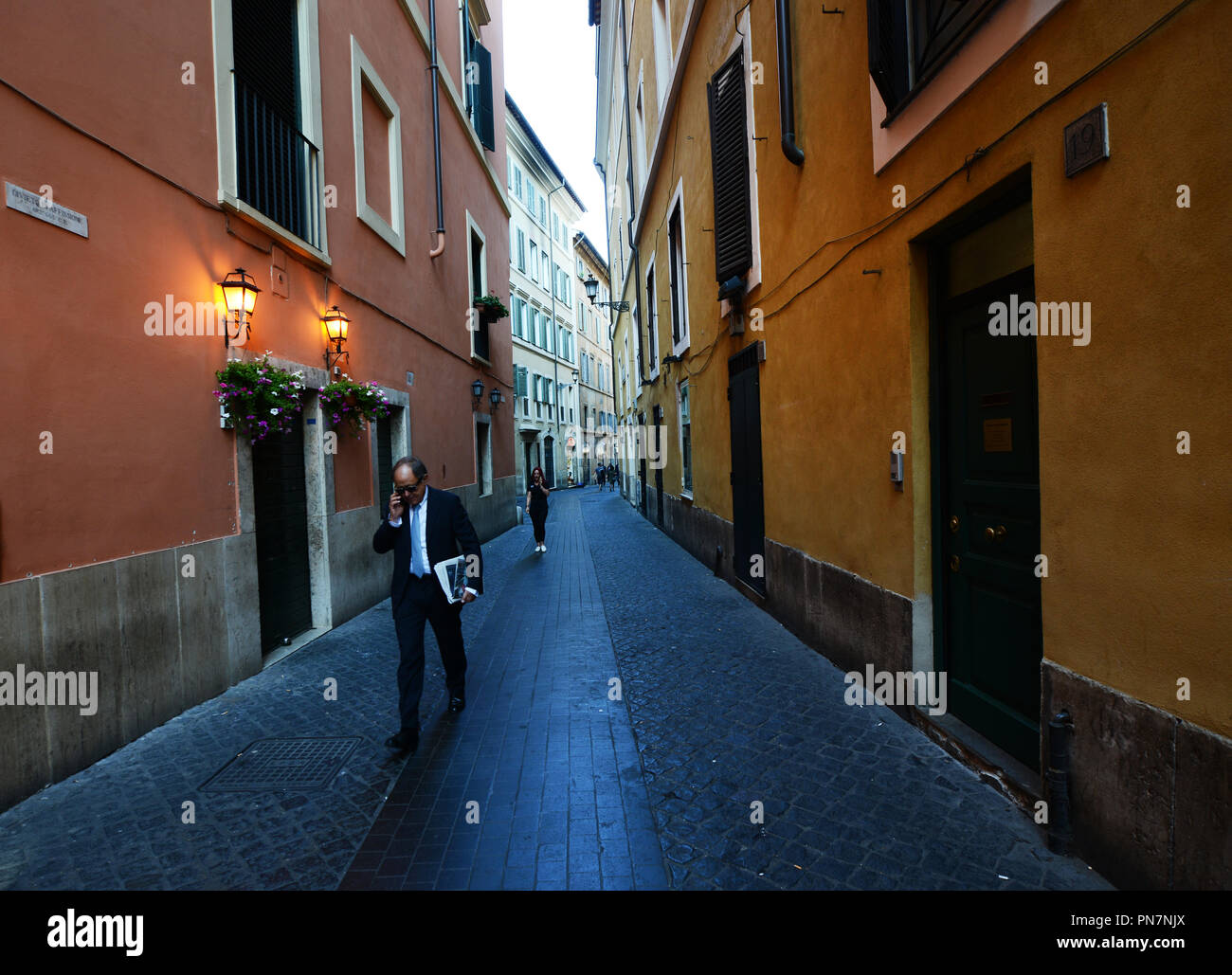 The old cobbled streets of Rome, Italy Stock Photo - Alamy