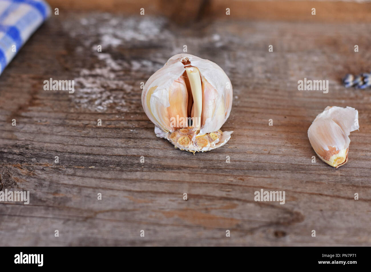 Garlic close up, Garlic bulb, Garlic cloves whit wooden kitchen spoons ...