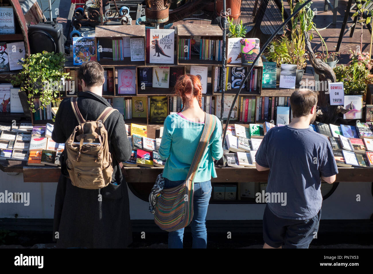 Word On The Water floating bookshop, Regent's Canal Towpath, Kings ...