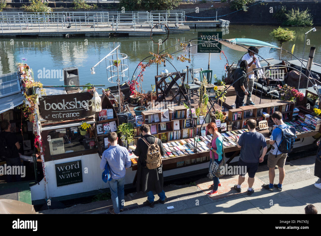 Word On The Water floating bookshop, Regent's Canal Towpath, Kings ...