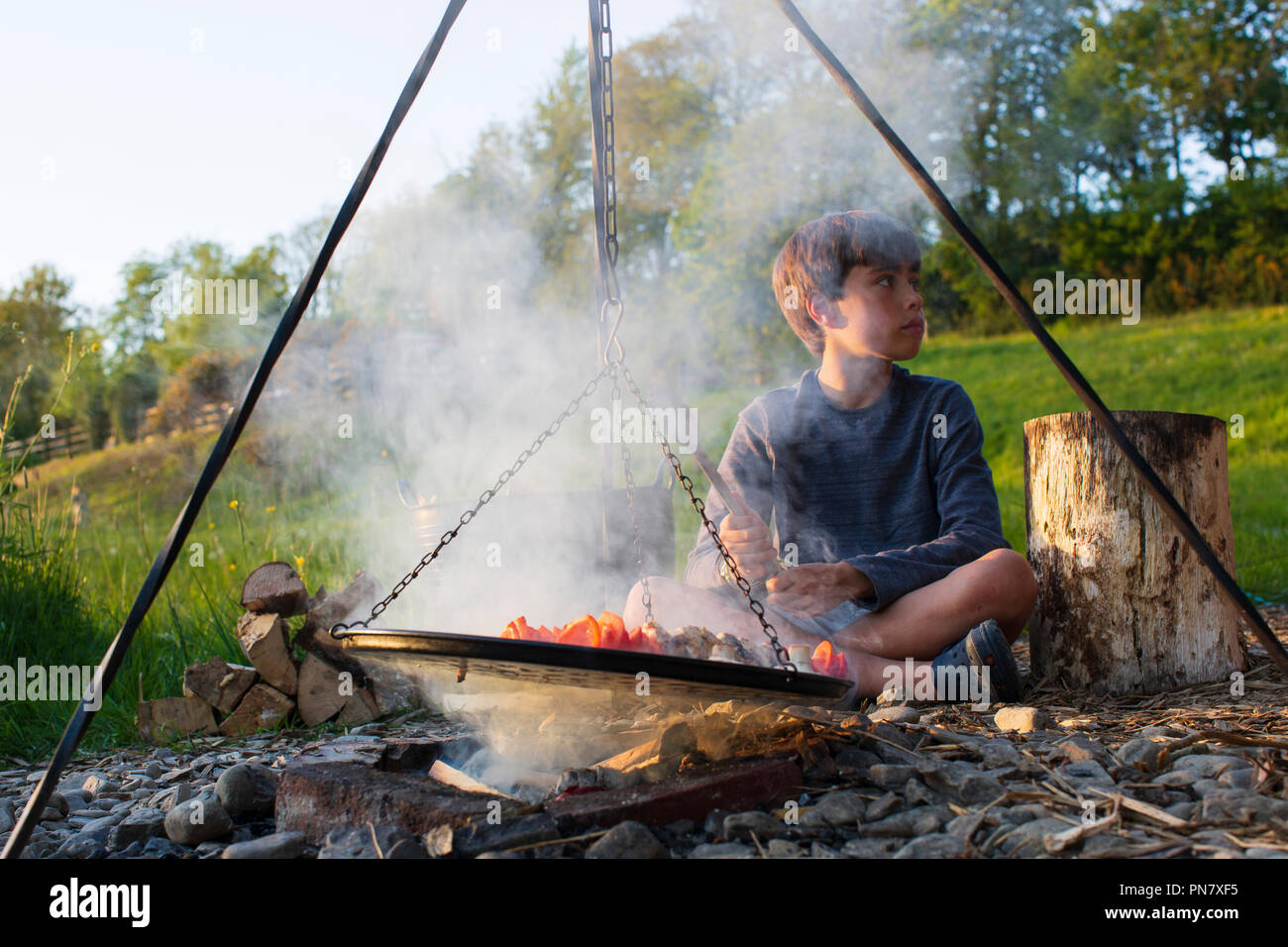 Campfire cooking hi-res stock photography and images - Alamy