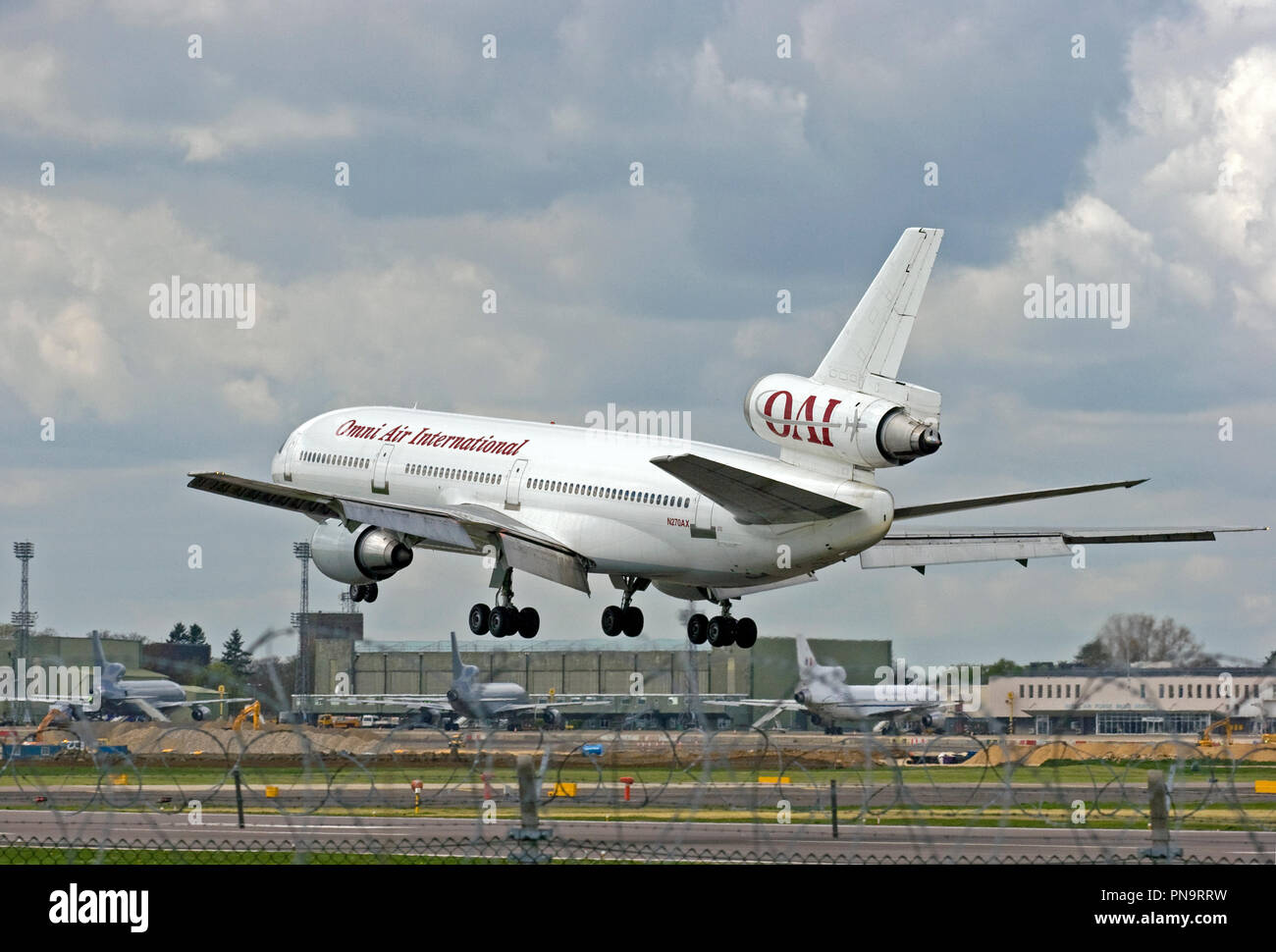 Dc 10 aircraft landing hi-res stock photography and images - Alamy