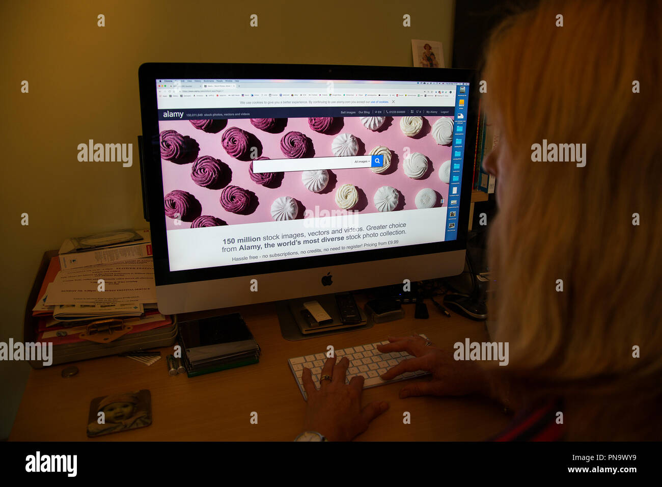 Red apple with imac hi-res stock photography and images - Alamy