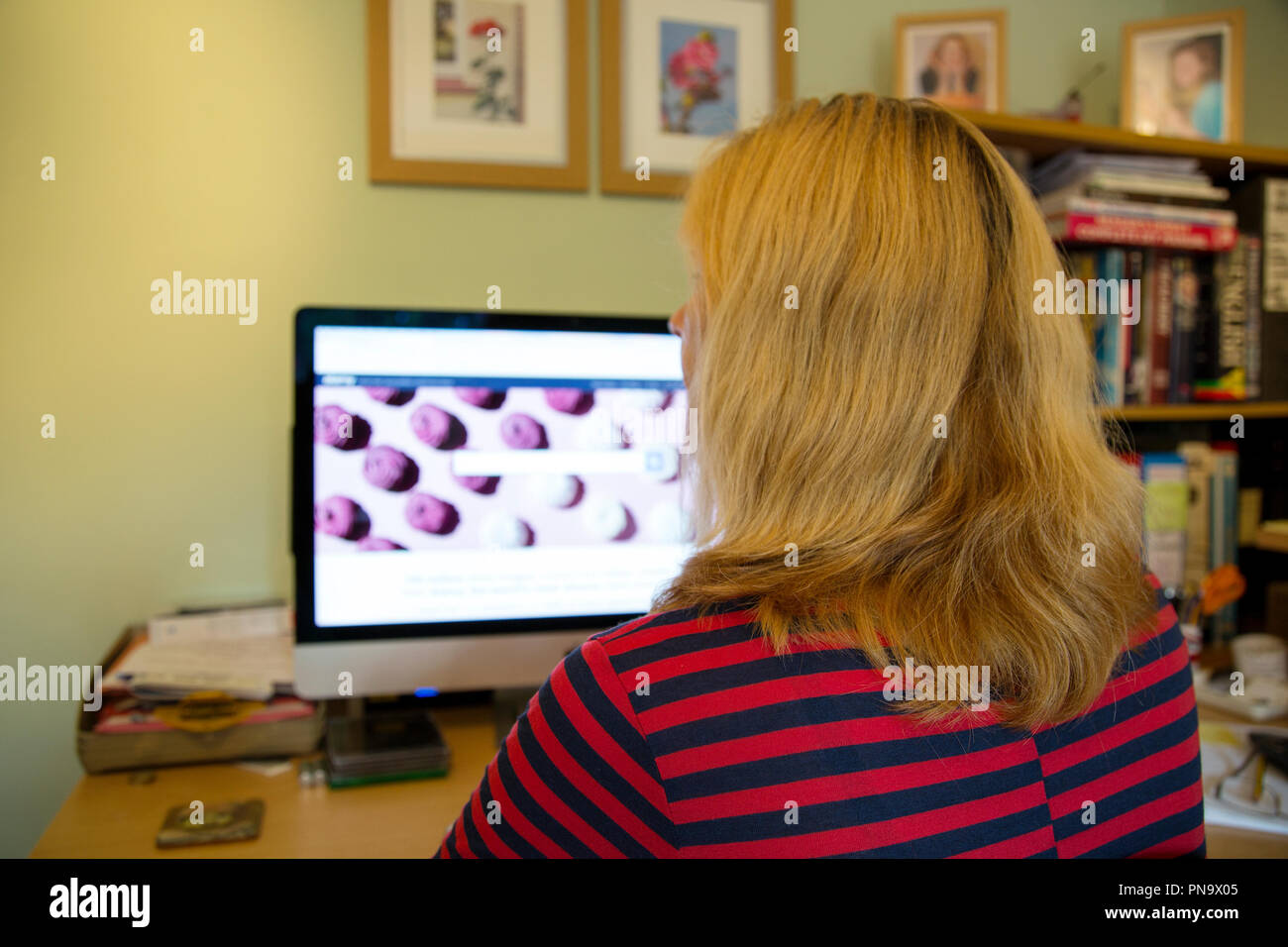 Black woman computer desk hi-res stock photography and images - Alamy