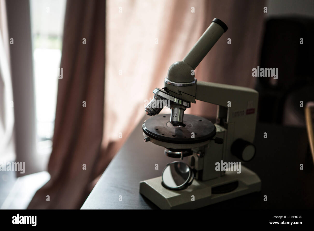 Old microscope hi-res stock photography and images - Alamy