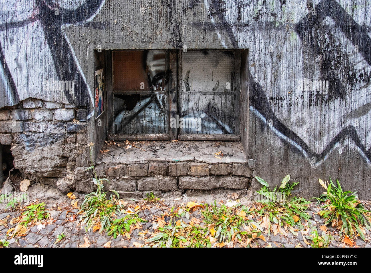 Berlin, Prenzlauerberg.Dilapidated weathered wall of buidling with ...