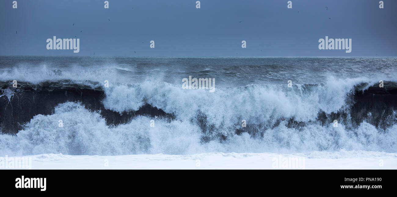 Dangerous waves hi-res stock photography and images - Alamy