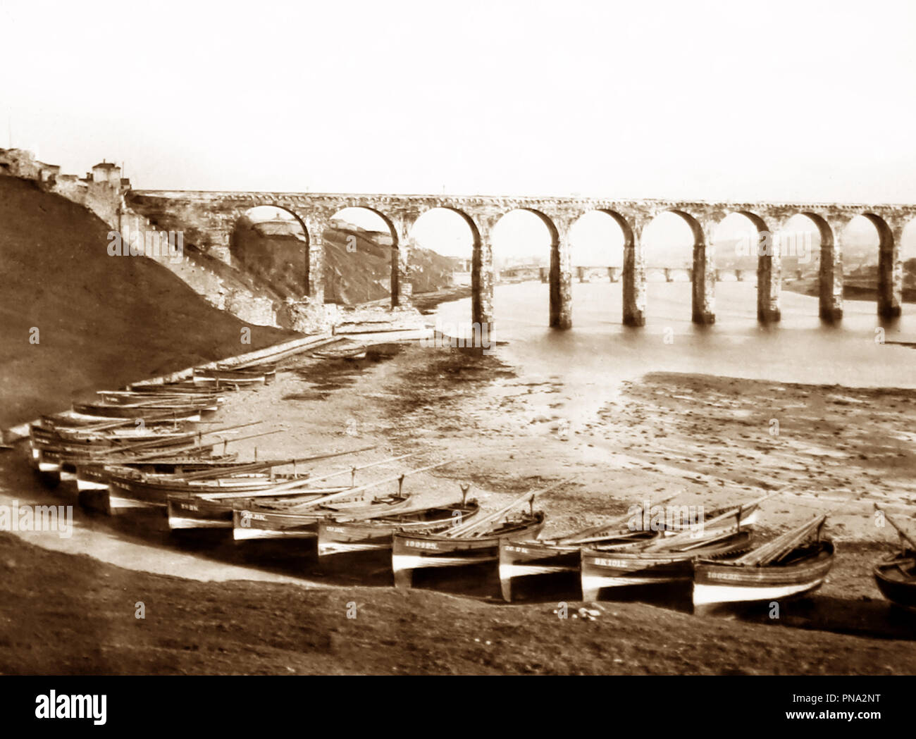Boats bridge hi-res stock photography and images - Alamy