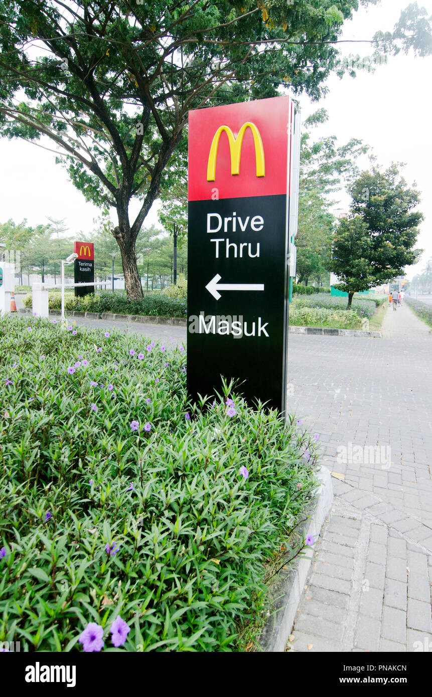Mc donalds drive thru hi-res stock photography and images - Alamy