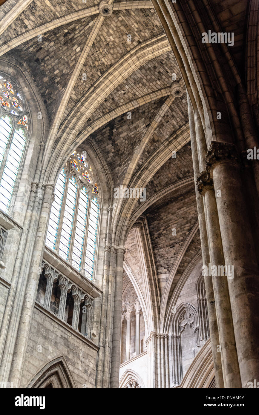 Interior view of vaults of St. Andrew Cathedral in Bordeaux Stock Photo ...