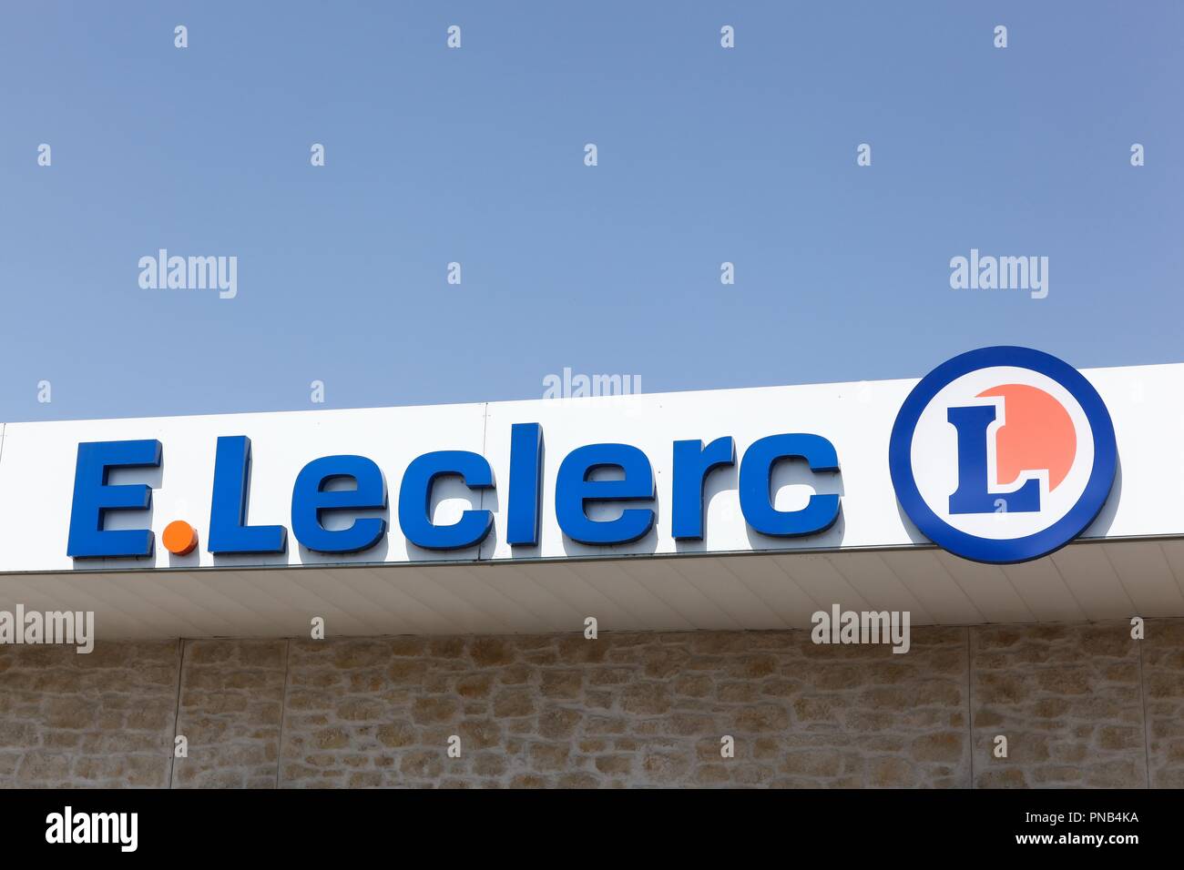 Leclerc supermarket logo hi-res stock photography and images - Alamy