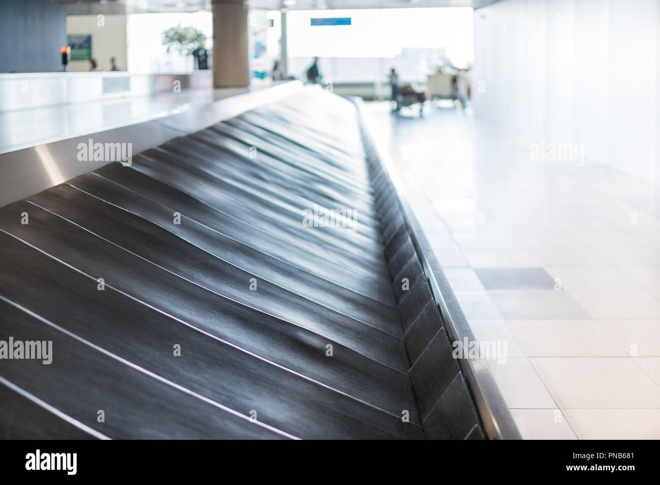 Airport baggage claim carousel conveyor hi-res stock photography and ...