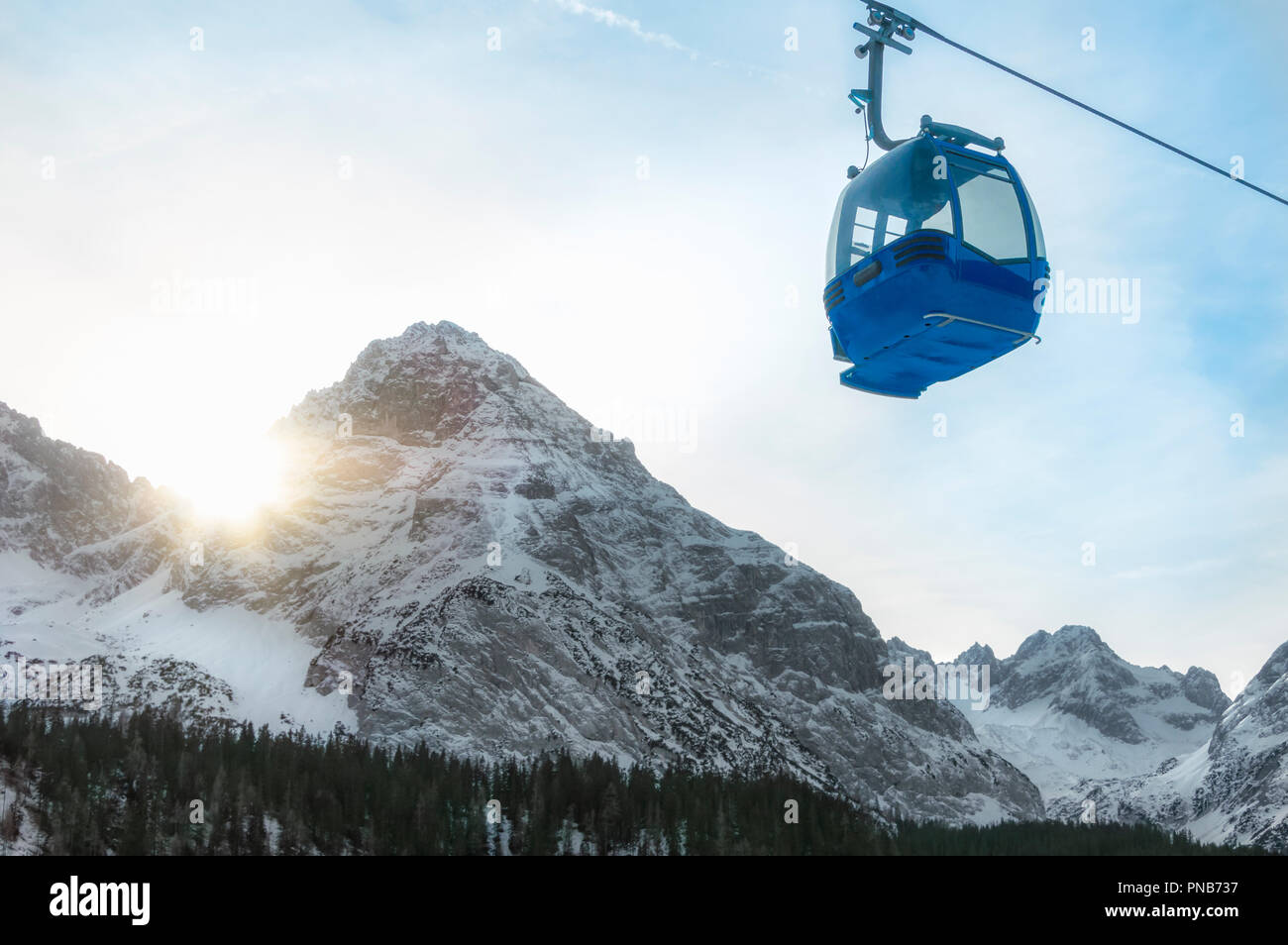 Cable car and mountains and snow hi-res stock photography and images ...