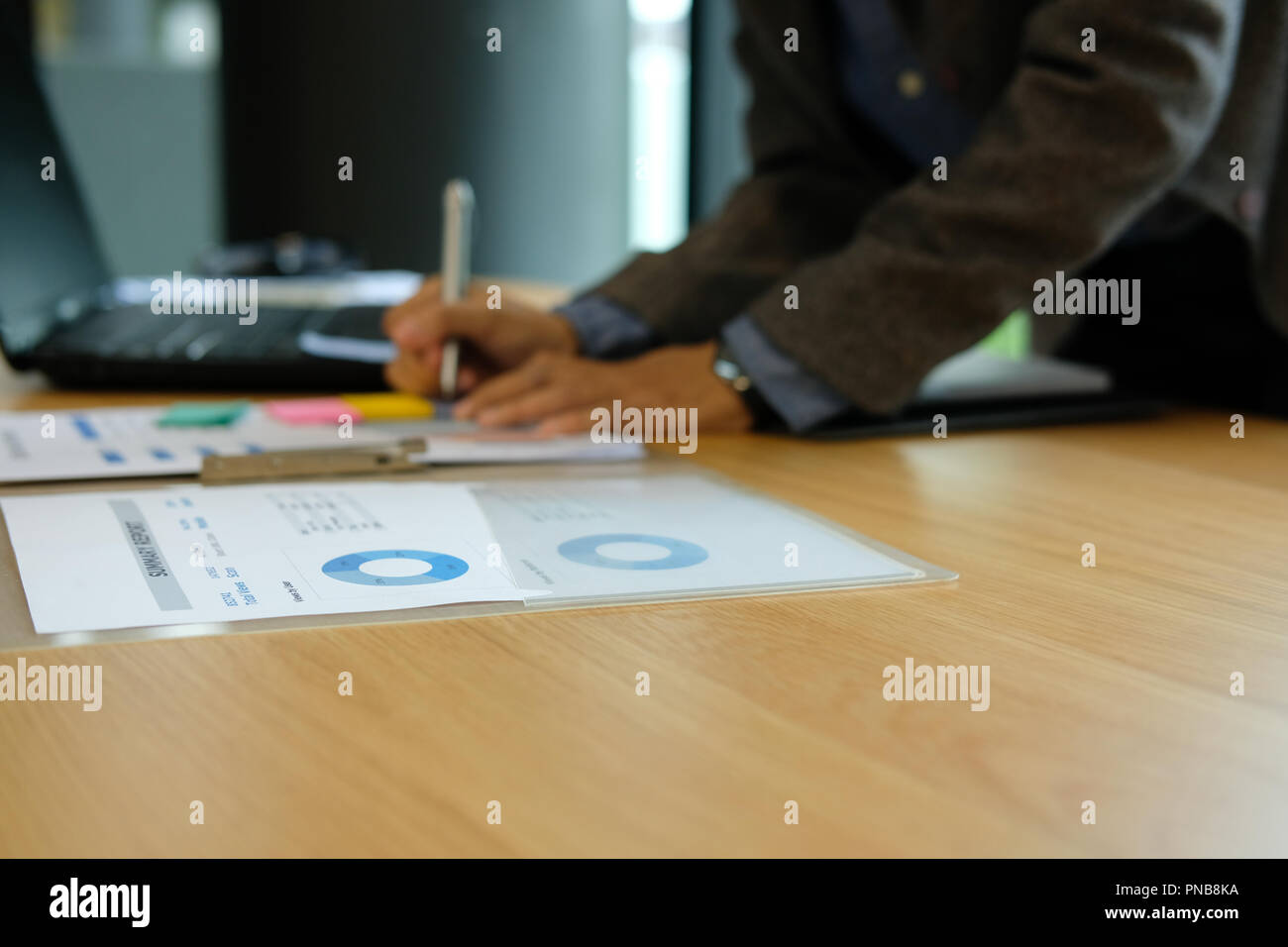 buisnessman writing reminder schedule note on sticky notepad at ...