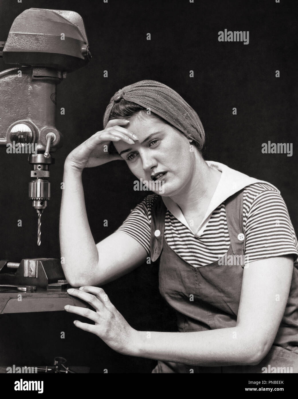 1940's female factory workers hi-res stock photography and images - Alamy